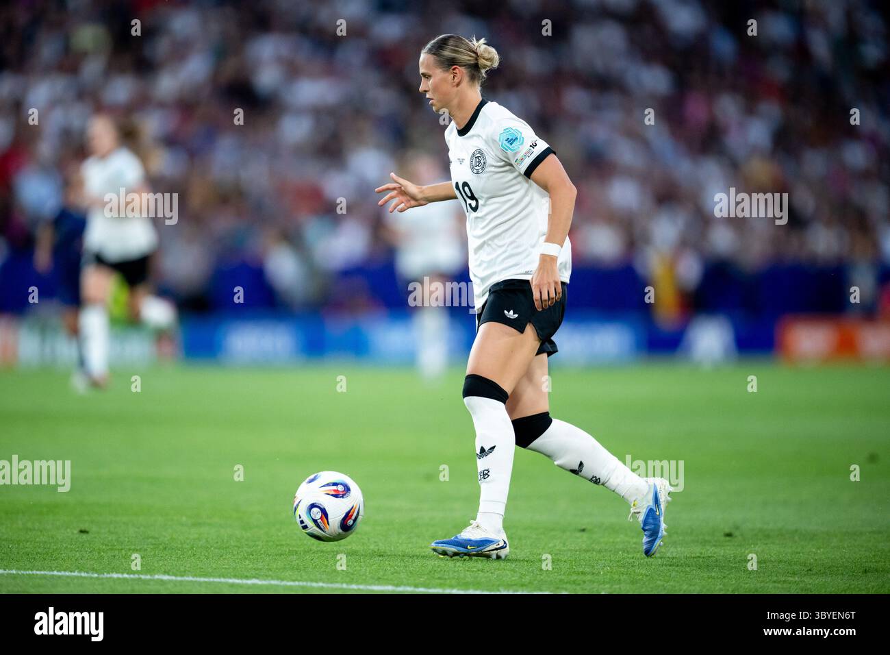 Klara Buehl (Deutschland, #19) am Ball, SUI, Frankreich vs Deutschland ...