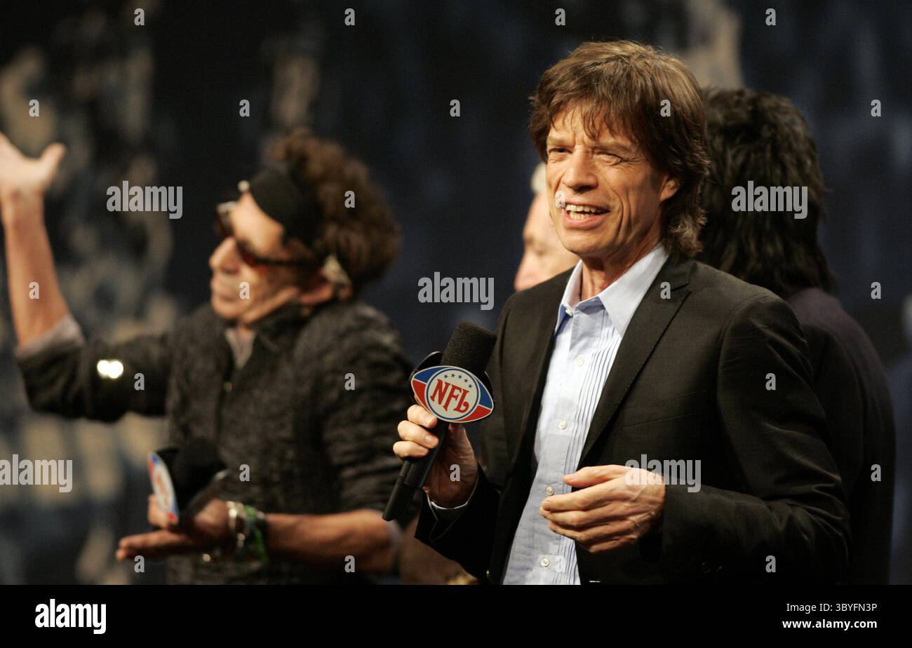 The rolling stones lead singer left and keith richards hi-res stock ...