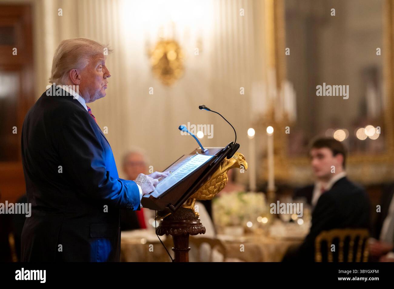 Donald trump side profile hi-res stock photography and images - Alamy
