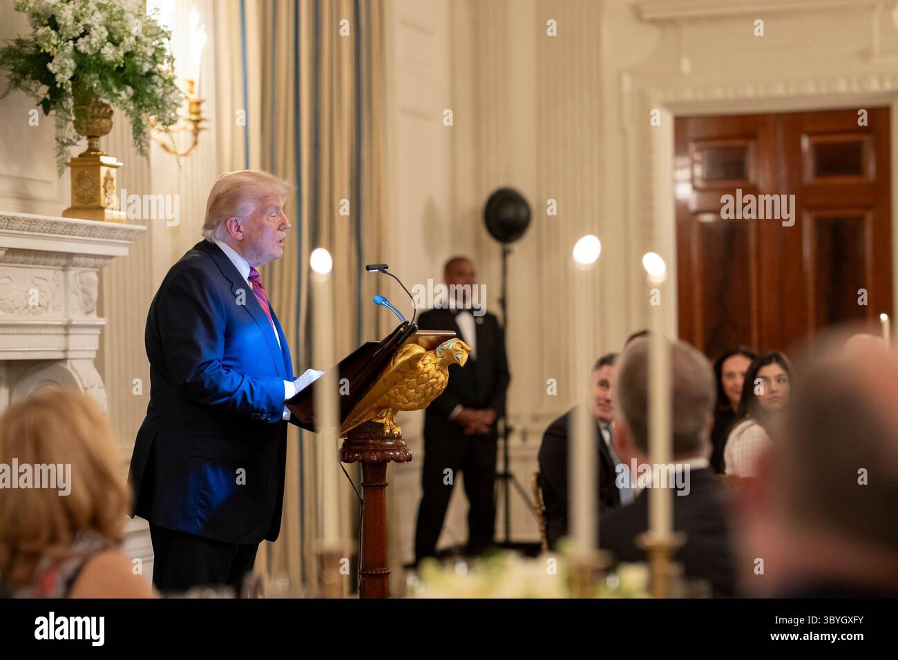 Donald trump side profile hi-res stock photography and images - Alamy