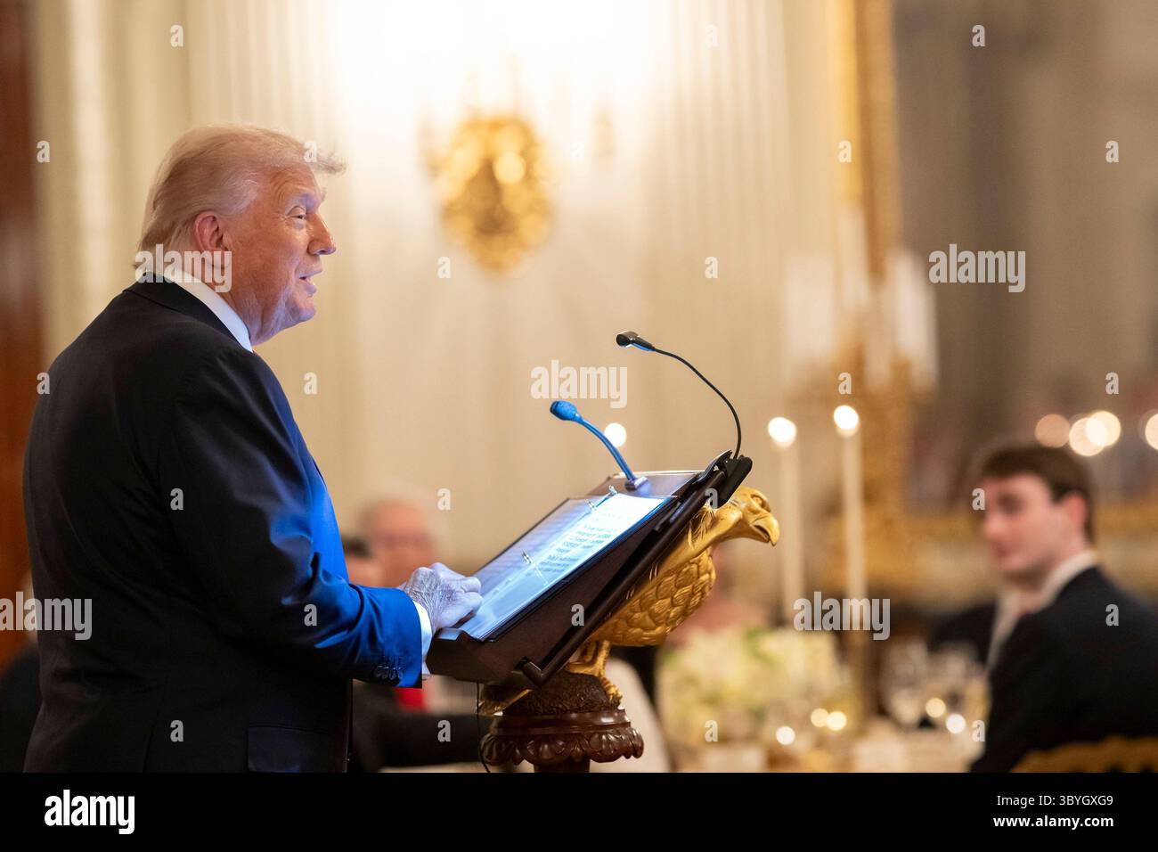 Donald trump side profile hi-res stock photography and images - Alamy