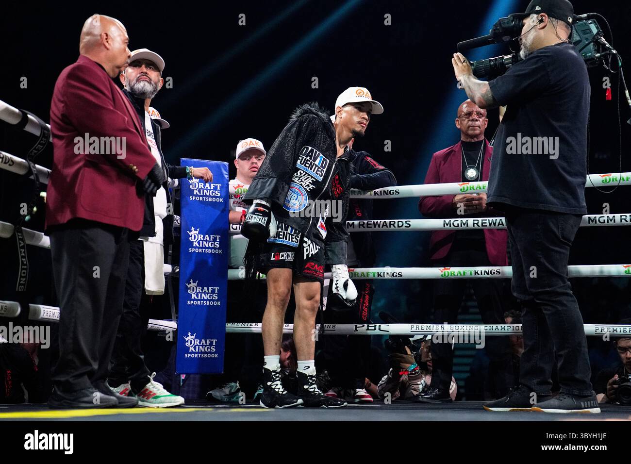 Brandon Figueroa, center, prepapres to fight Joet Gonzalez in a ...