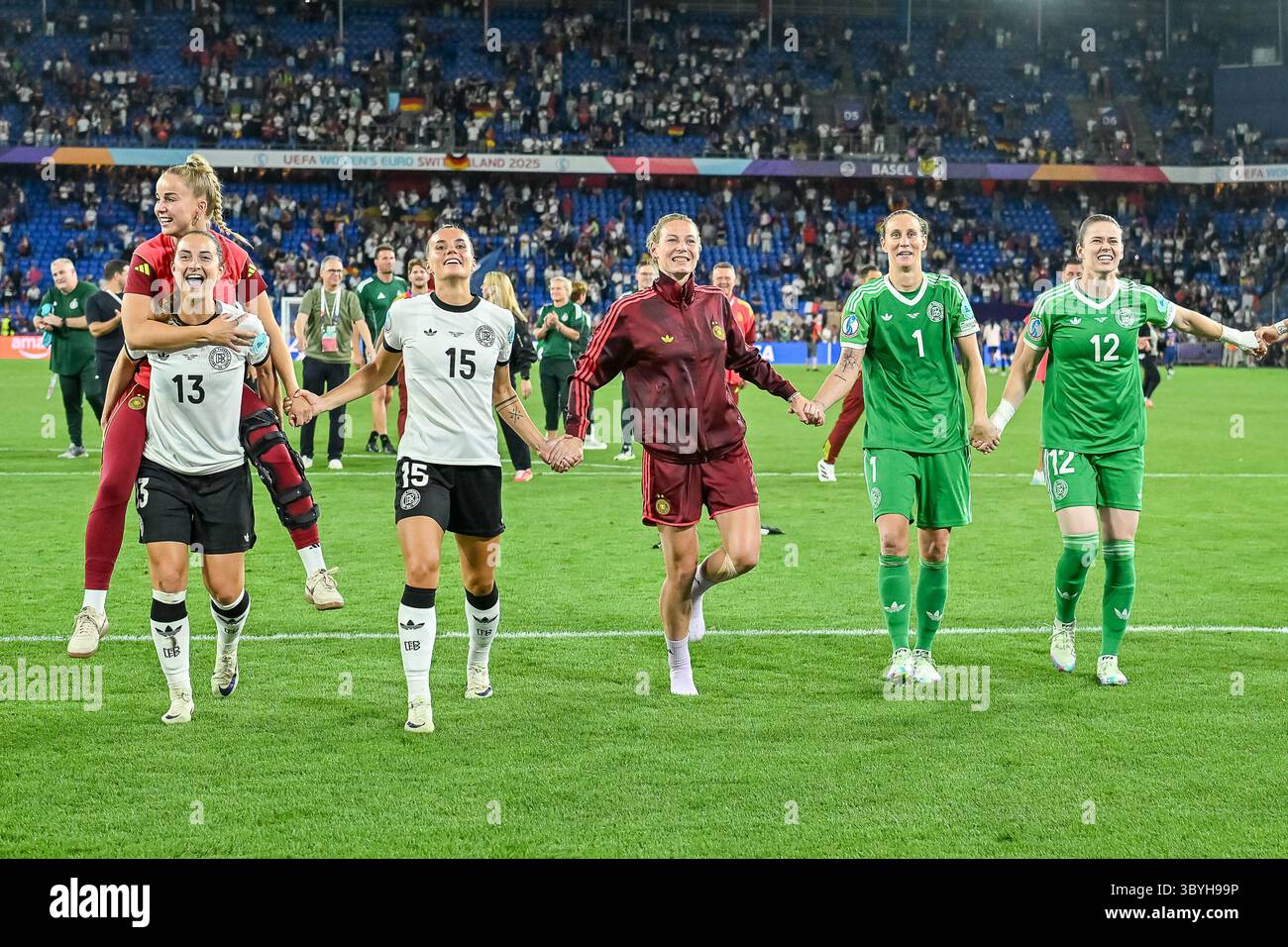 DFB Frauen jubeln nach dem Sieg ueber Frankreich und den Einzg ins ...
