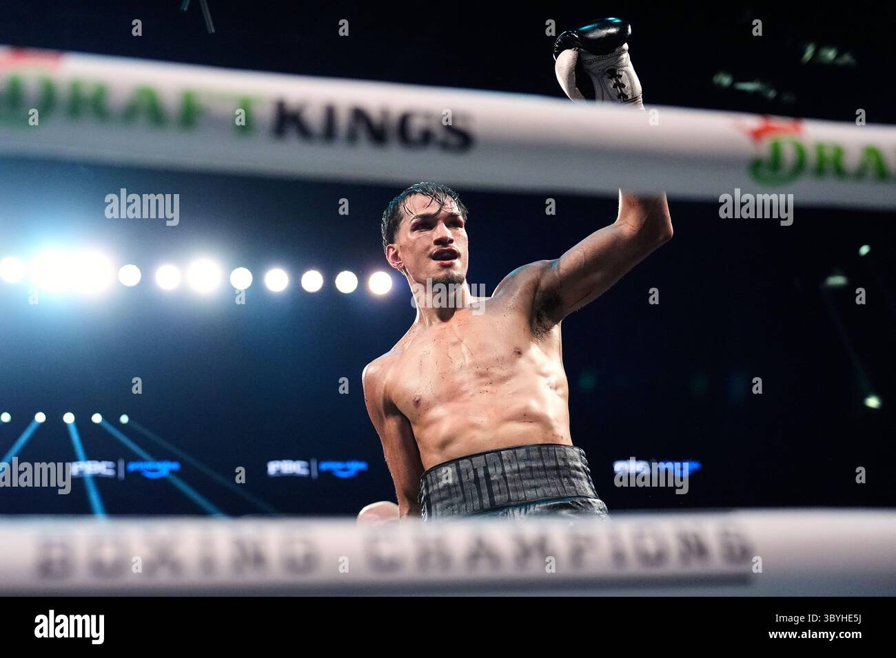 Brandon Figueroa celebrates after winning against Joet Gonzalez in a ...