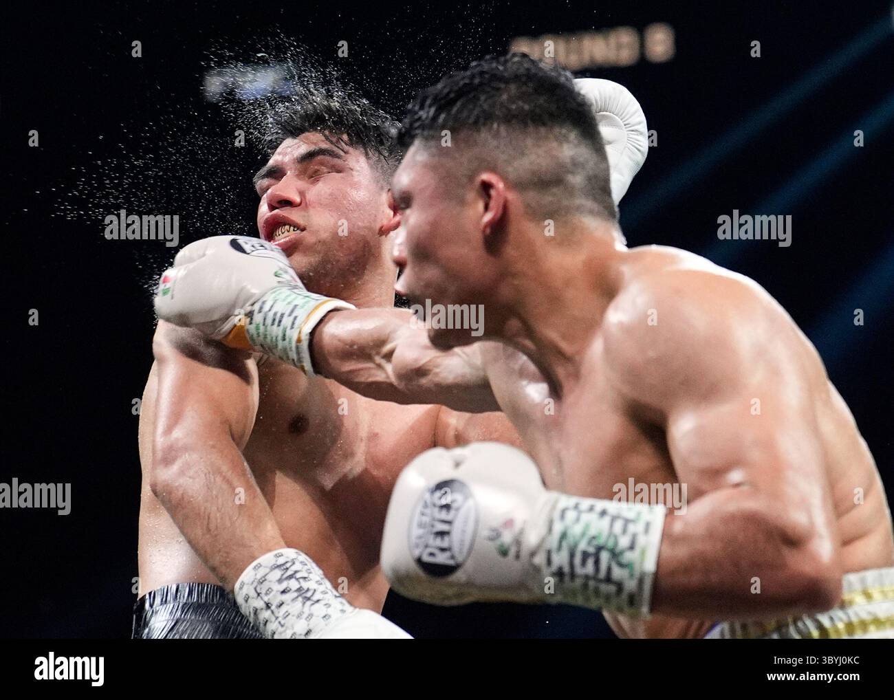 Isaac Cruz, right, fights Omar Salcido in a super lightweight boxing ...
