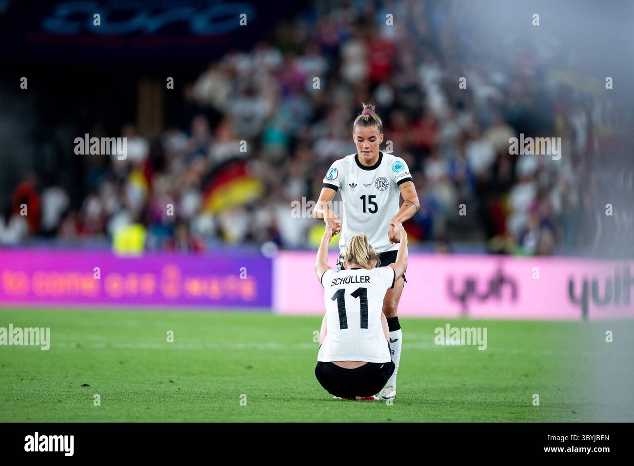 Selina Cerci (Deutschland, #15) hilft Lea Schueller (Deutschland, #11 ...