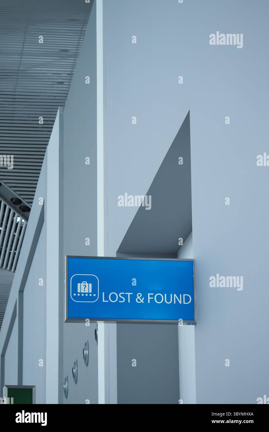 Lost found sign in hi-res stock photography and images - Alamy