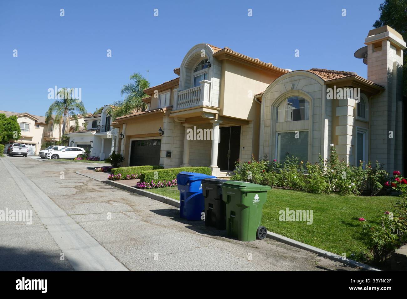 Encino, California, USA 19th July 2025 Woodley Park Lane Private Street ...