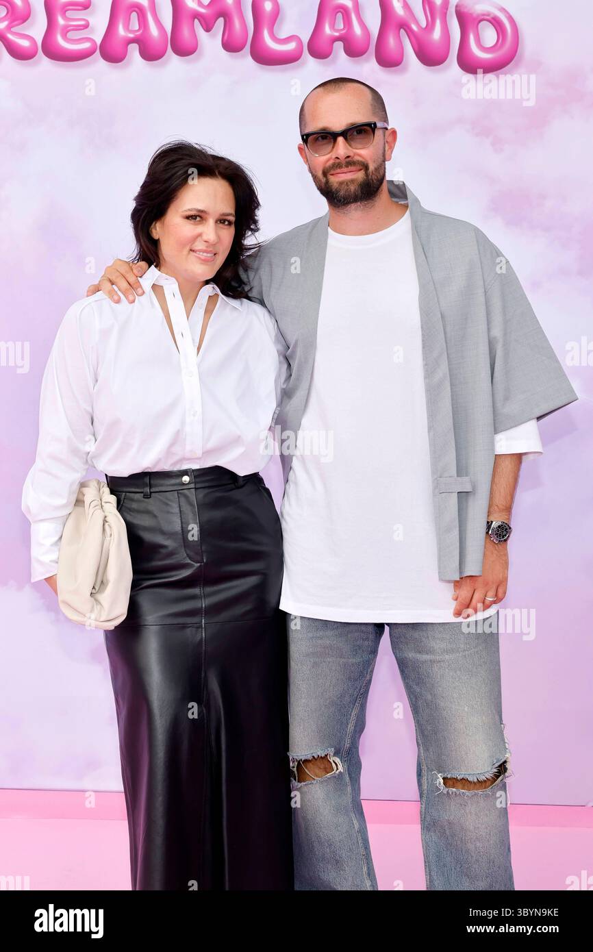 DJ David Puentez mit seiner Frau Louisa-Marie Beyer bei der Riani ...