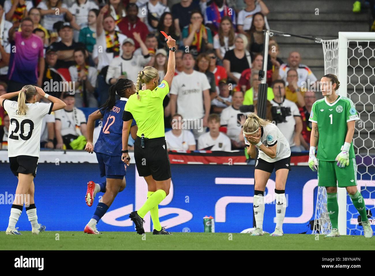 Red card, sending off for Kathrin HENDRICH (GER) by referee Tess ...