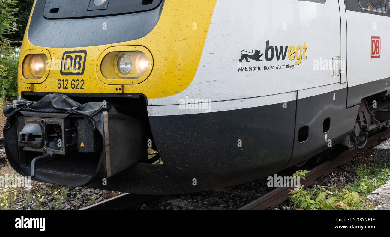 Zugfront eines bwegt-Regionalzugs der Deutschen Bahn Nahaufnahme der ...