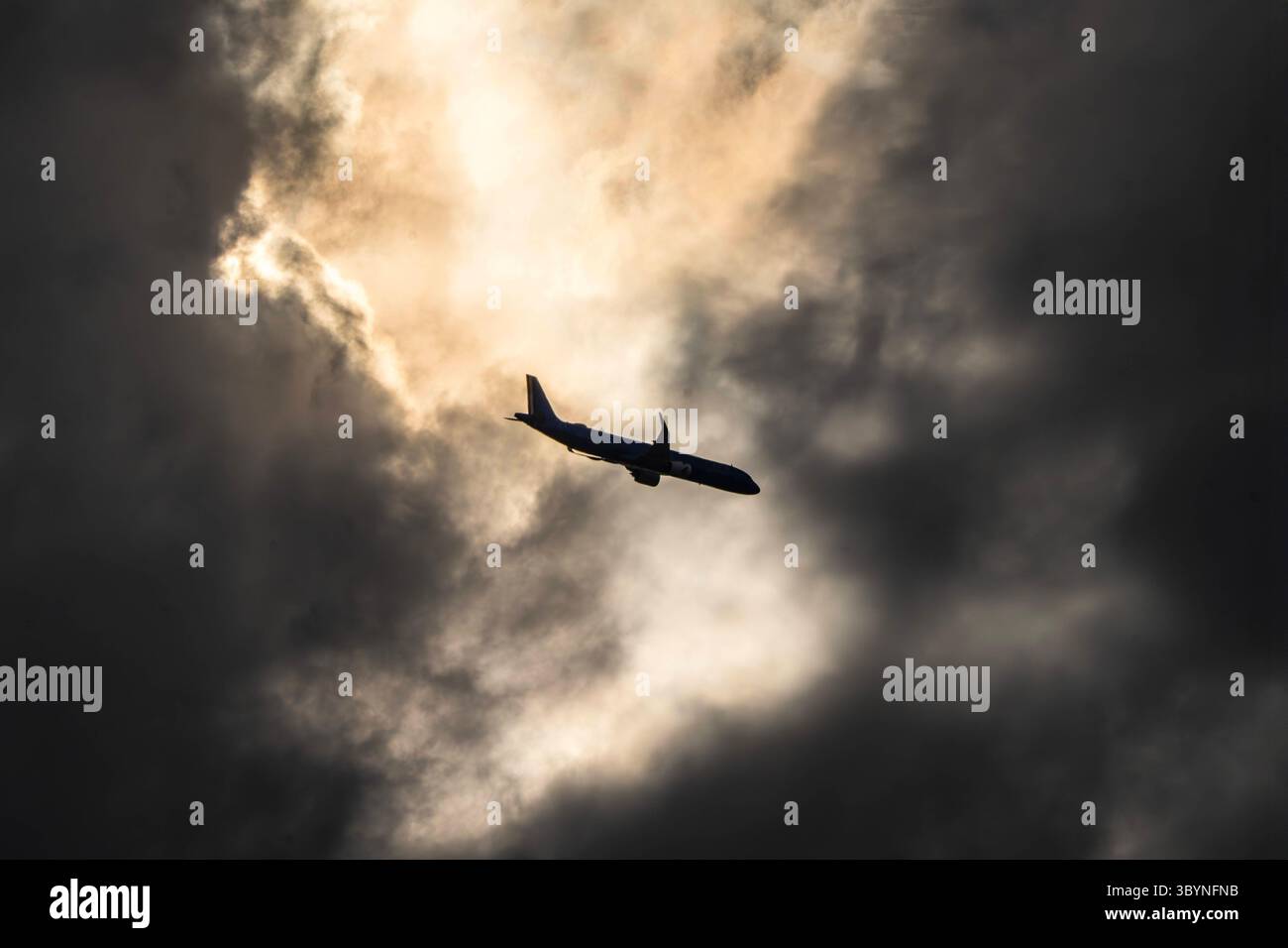 Flugzeug am dunklen Himmel über München, 19. Juli 2025 Deutschland ...