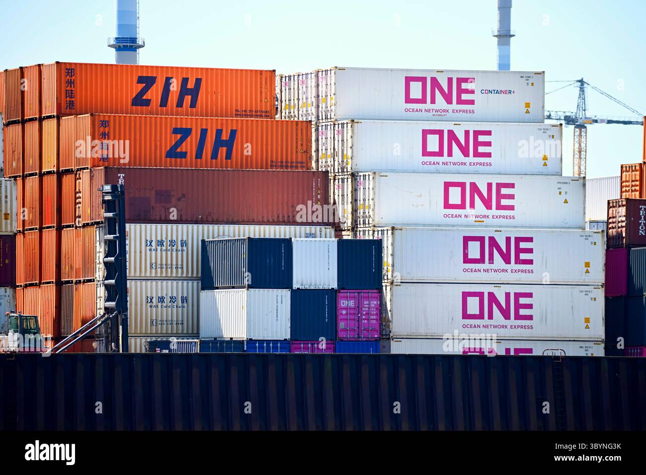 Gestapelte Container im Hamburger Hafen, Deutschland *** Stacked ...