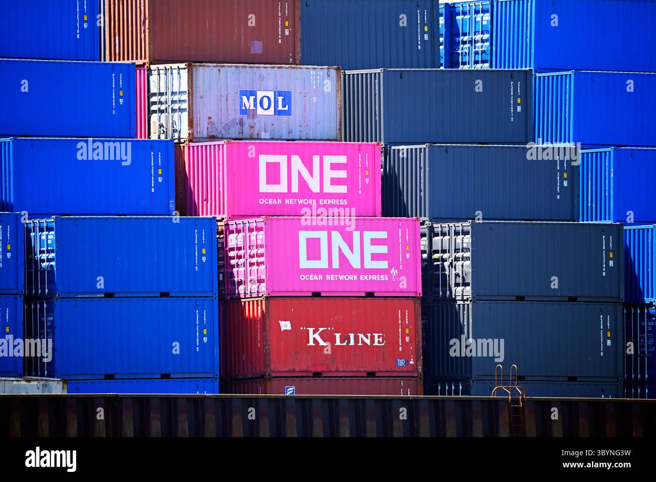 Gestapelte Container im Hamburger Hafen, Deutschland *** Stacked ...