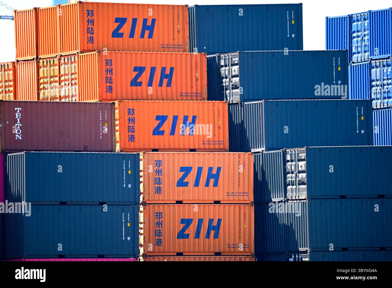 Gestapelte Container im Hamburger Hafen, Deutschland *** Stacked ...