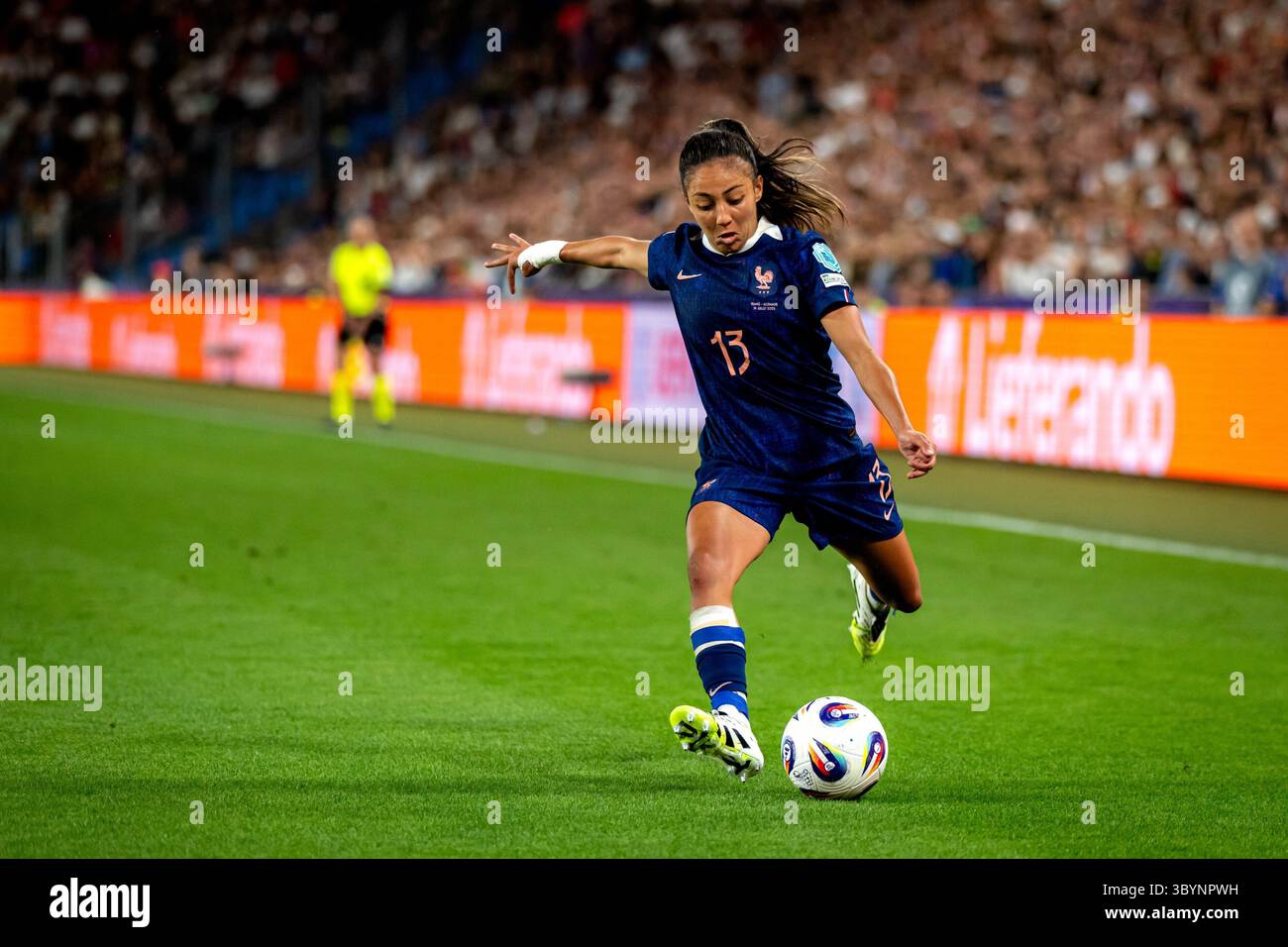 Selma Bacha (13; Frankreich) mit Ball in Aktion - freisteller geeignet ...