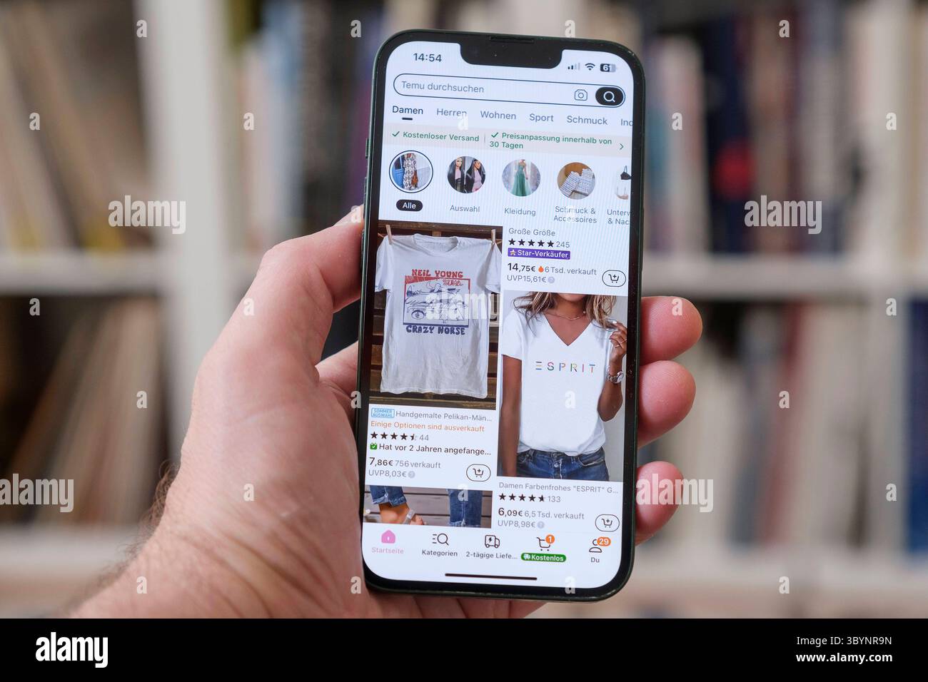 Hand hält Mobiltelefon auf der die Website des chinesischen ...