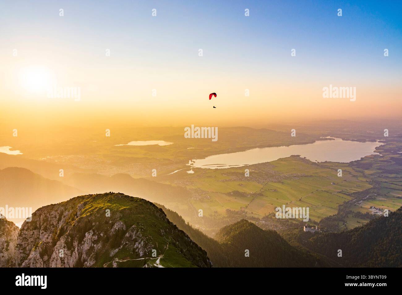 lake Forggensee, Schloss Neuschwanstein Castle, paraglider Schwangau ...