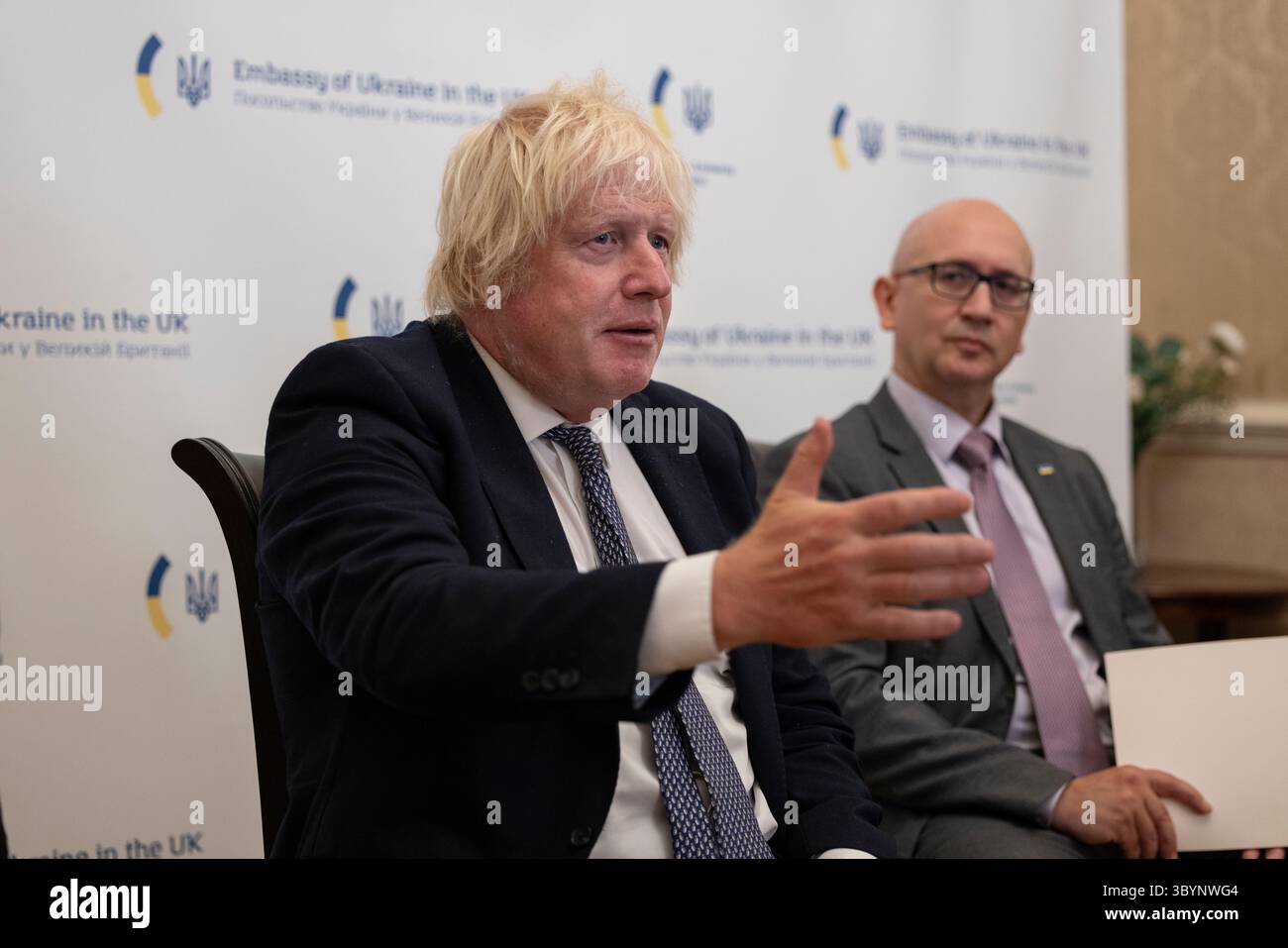 Boris Johnson, former UK Prime Minister meeting Ukrainian war veterans ...