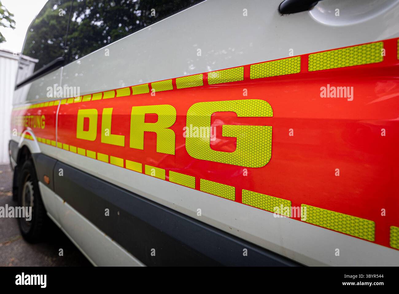 DLRG Logo auf Fahrzeug. Ein Einsatzfahrzeug der DLRG steht in der Nähe ...