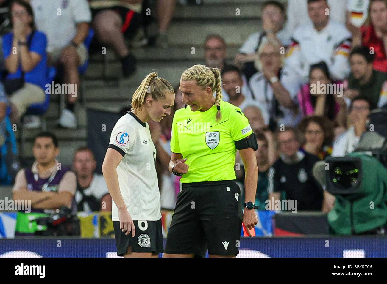 The referee explains to the captain why he gave the red card to Kathrin Hendrich (3 Germany ...