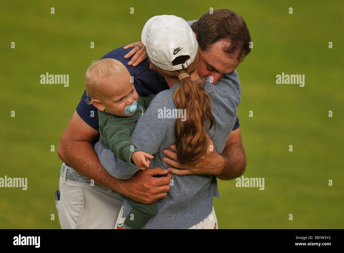Scottie Scheffler of the United States, celebrates with his wife ...