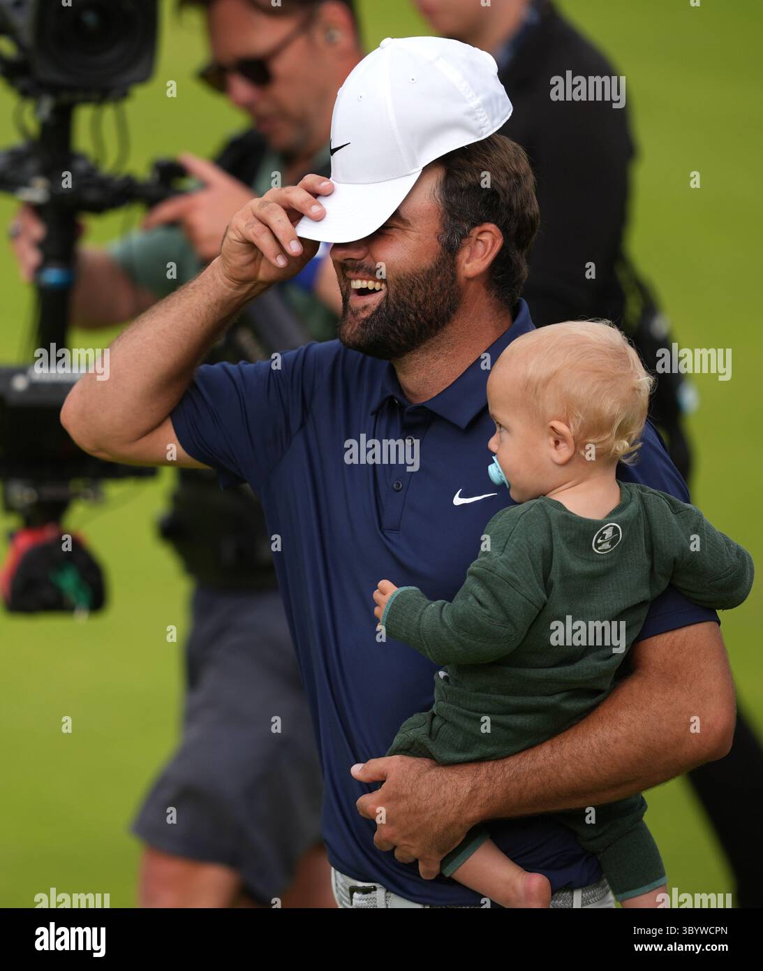 USA's Scottie Scheffler celebrates victory with son Bennett on the 18th ...