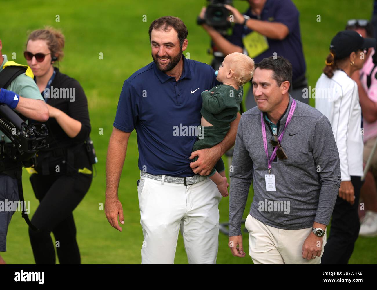 USA's Scottie Scheffler celebrates victory with son Bennett on the 18th ...