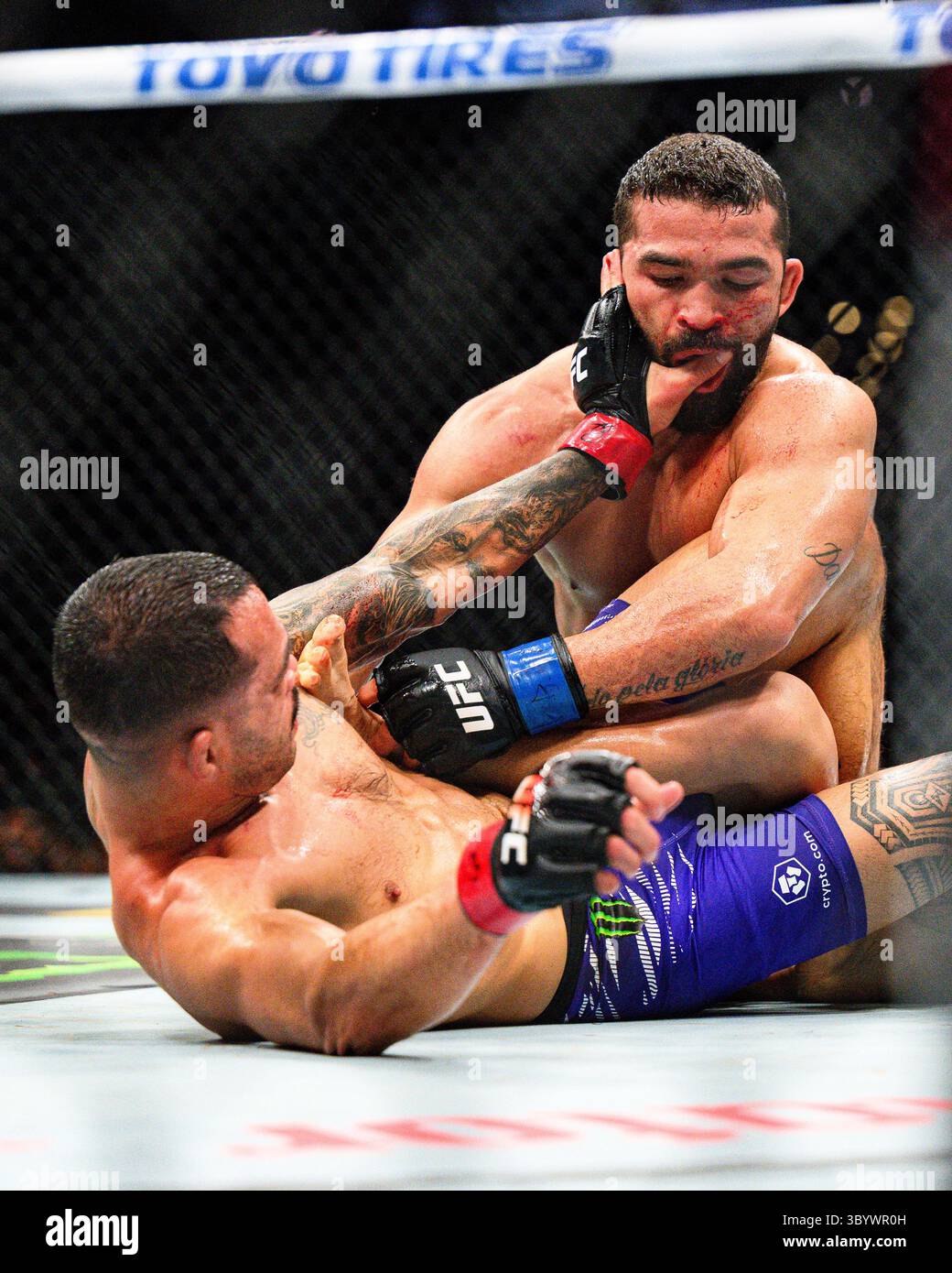Dan Ige left, hits Patrício Pitbull in a featherweight title fight at ...