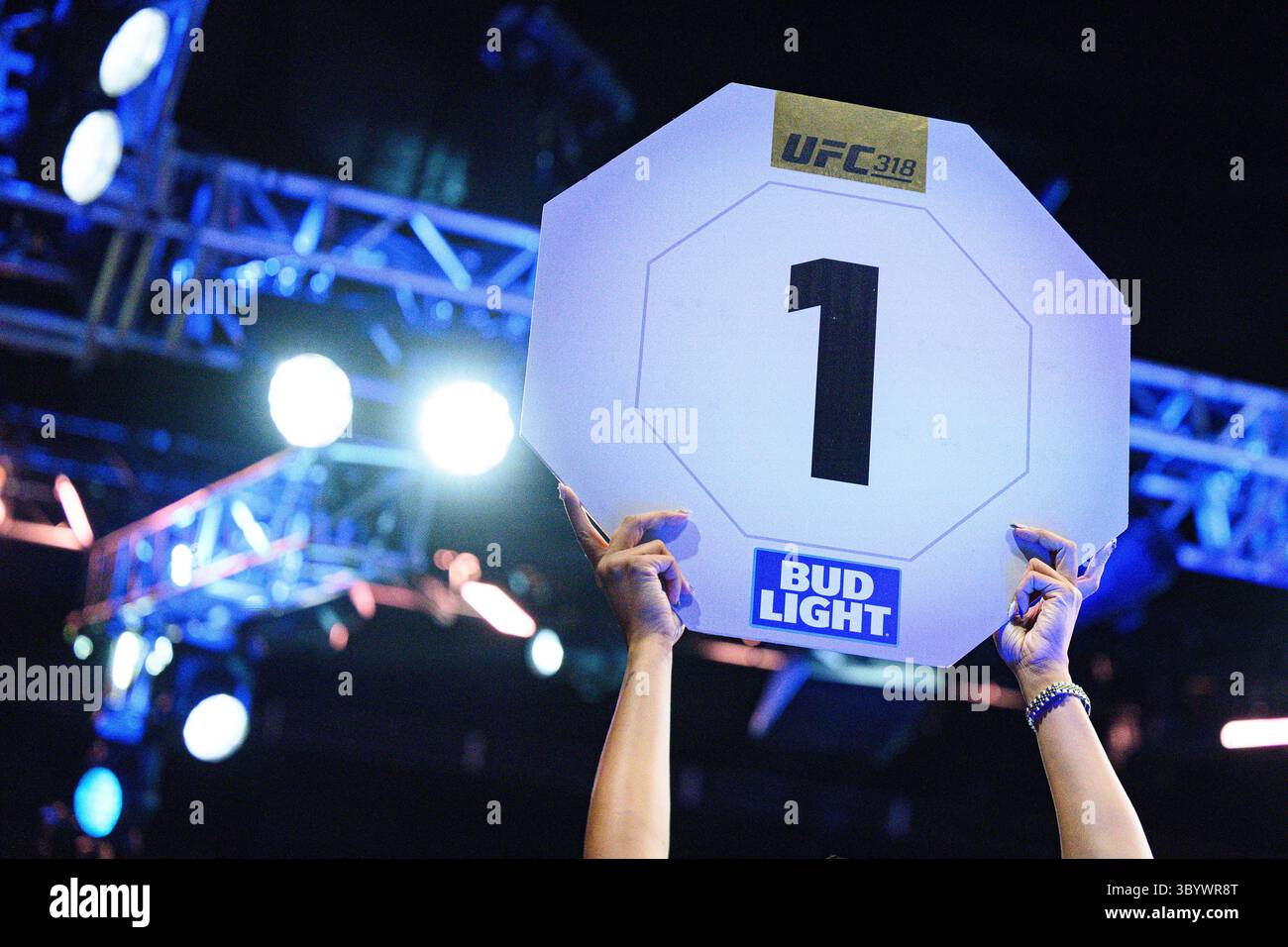 A round one UFC sign during a preliminary middleweight title fight at ...
