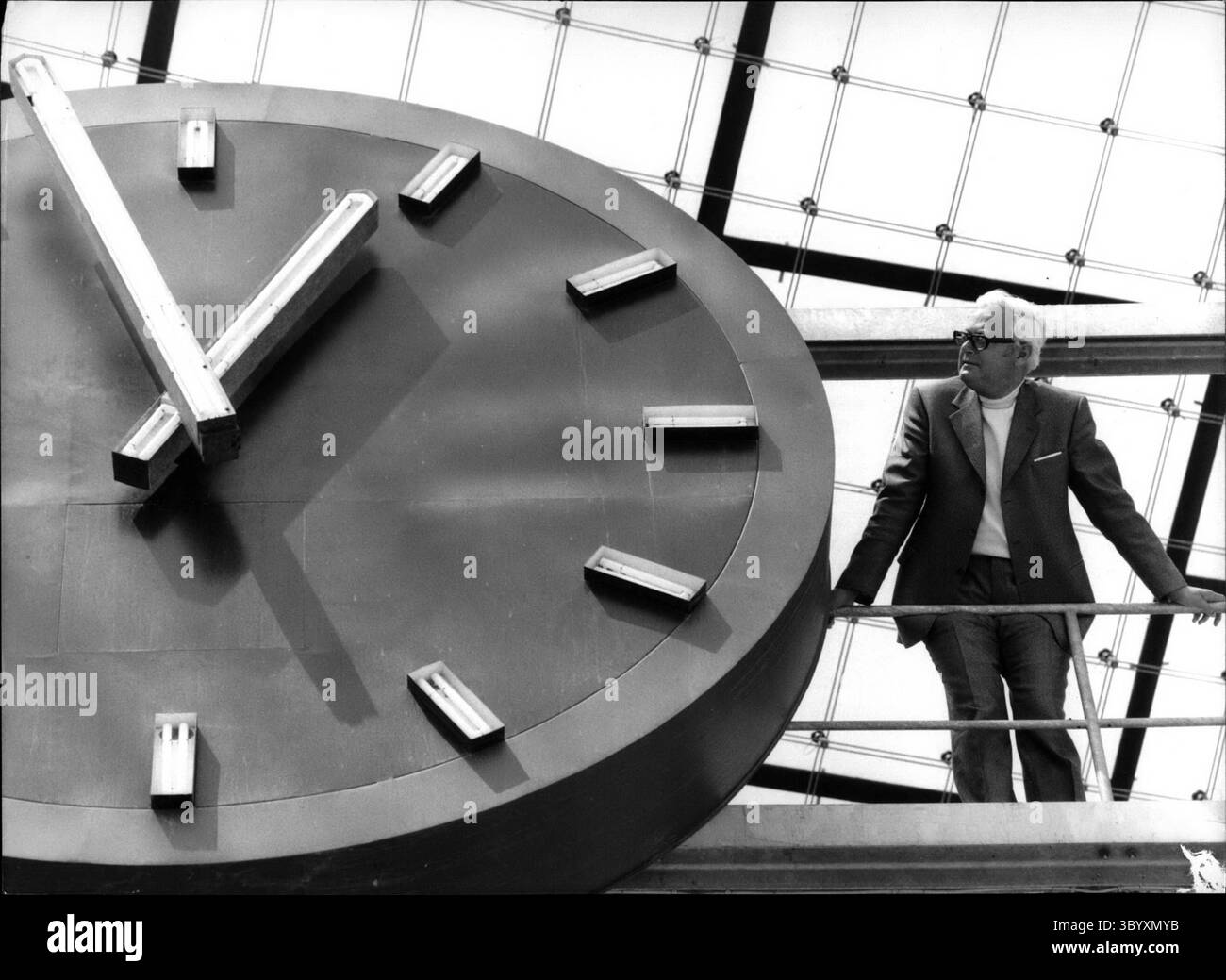 Mains clock Black and White Stock Photos & Images - Alamy
