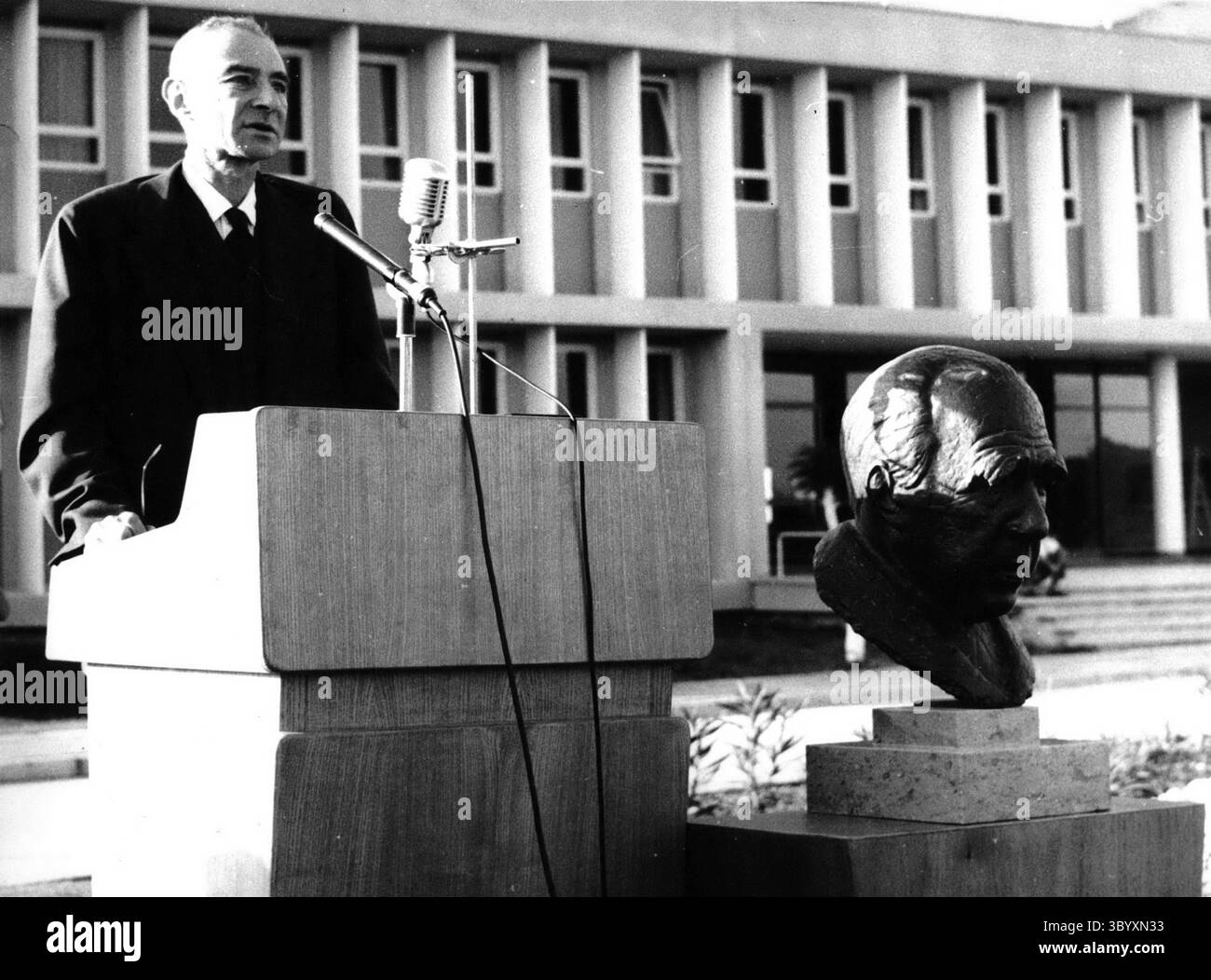 Robert openheimer hi-res stock photography and images - Alamy