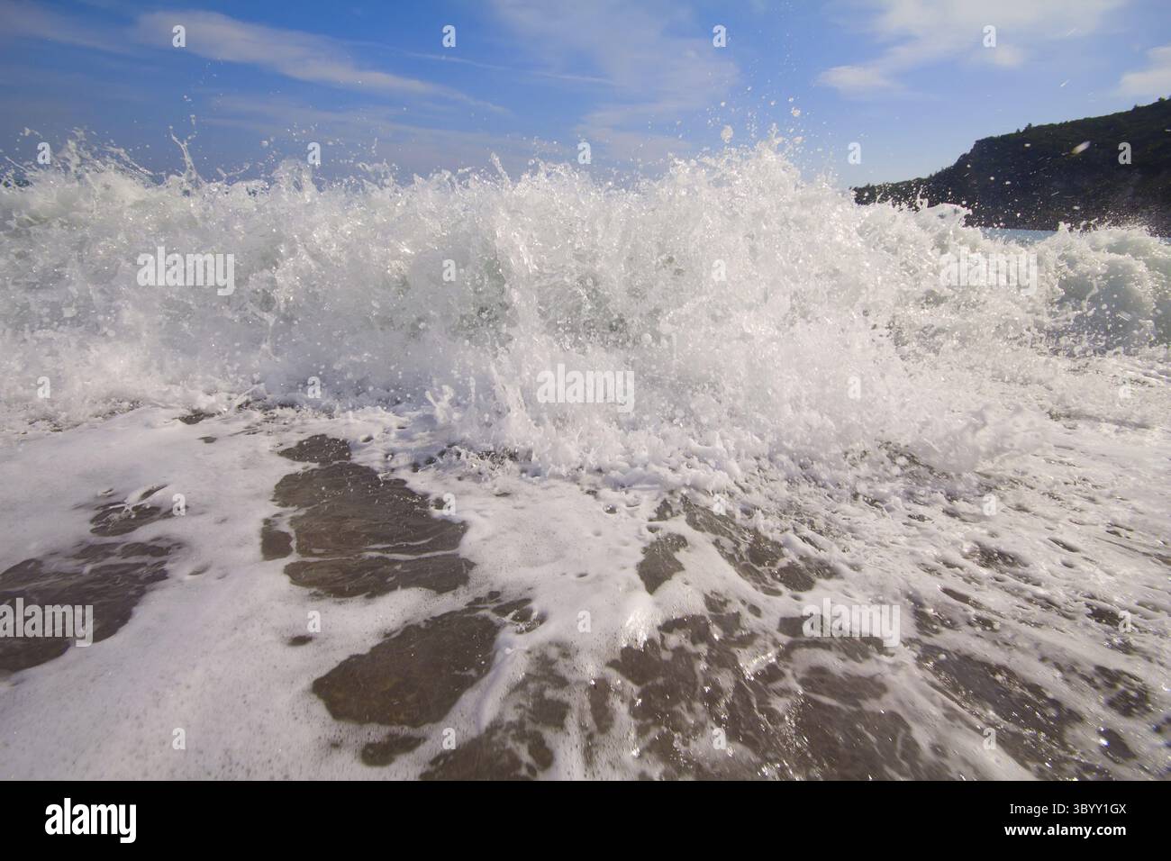 Beachfront waves foamy shoreline hi-res stock photography and images ...