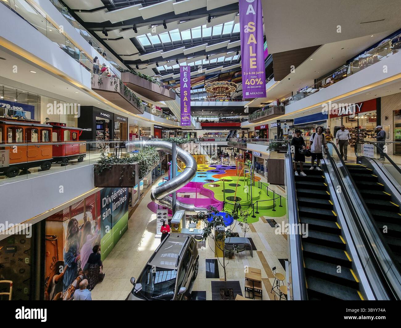 American mall interior hi-res stock photography and images - Alamy