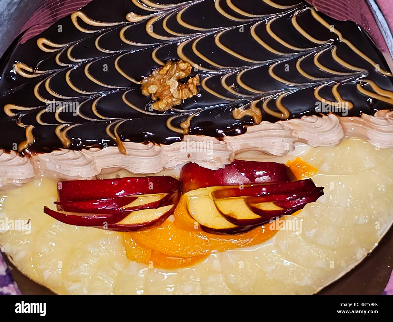 Round cake quarters hi-res stock photography and images - Alamy