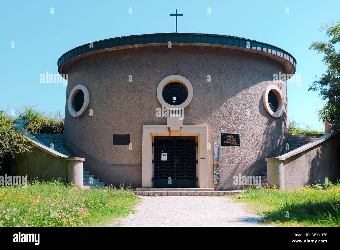 Vienna, Austria: chapel at Friedhof der Namenlosen, the Cemetery of the ...
