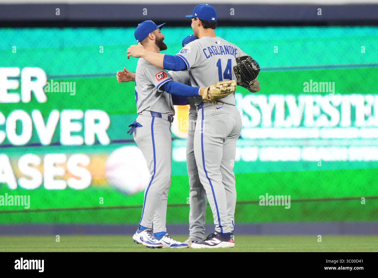 Kansas City Royals left fielder John Rave, left, and right fielder Jac ...