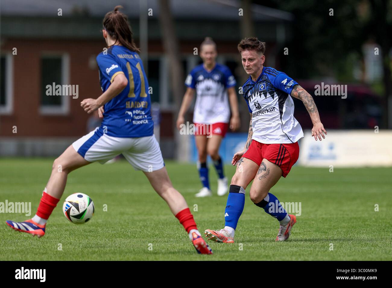 Jobina Lahr (Hamburger SV, 31) am Ball, Einzelbild, Ganzkörper, Aktion ...