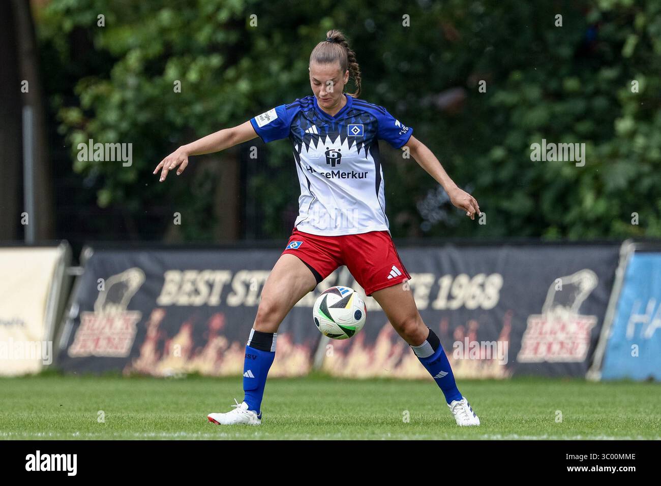 Emilia Hirche (Hamburger SV, 20) am Ball, Freisteller, Einzelbild ...