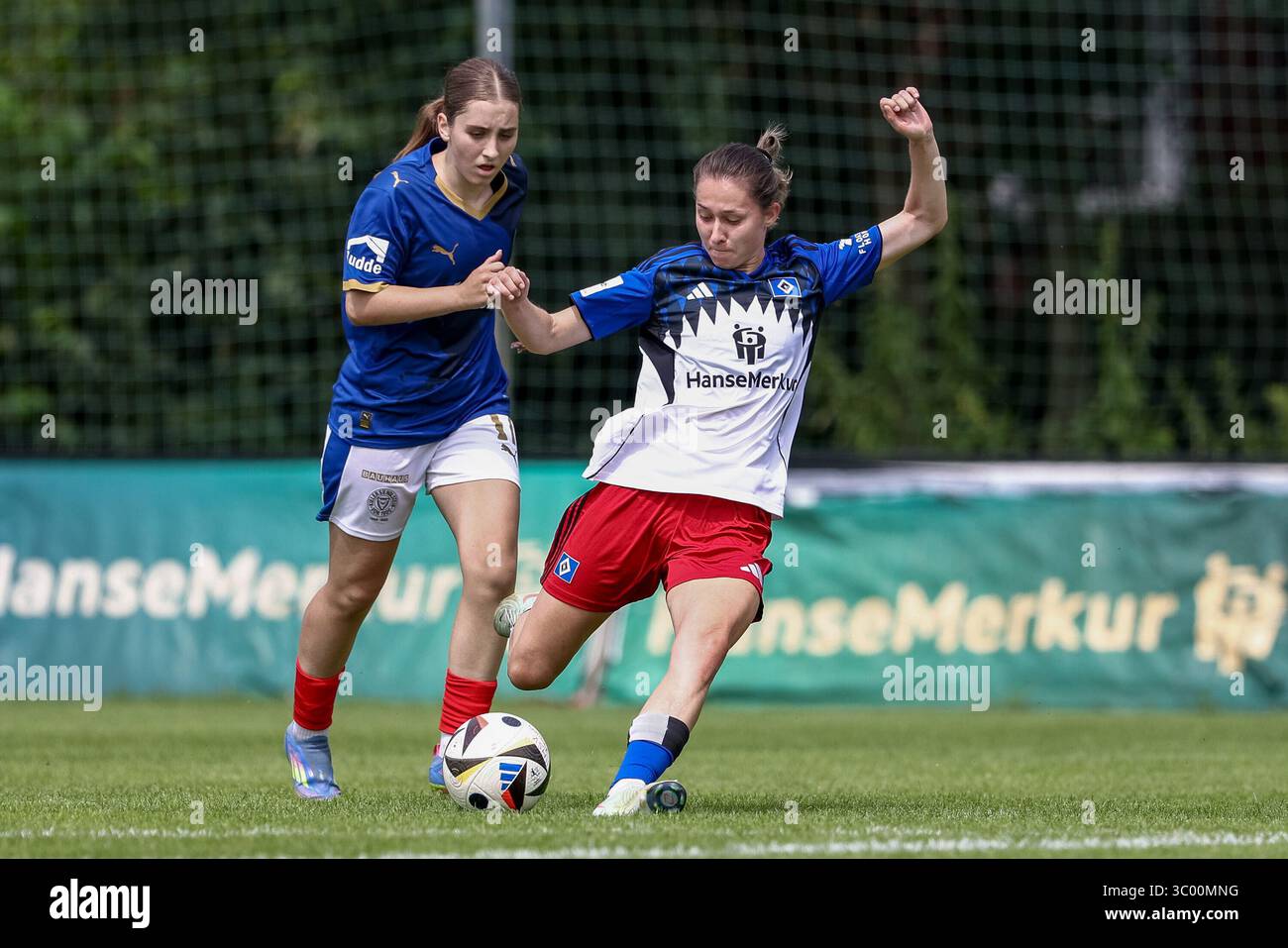 v.li.: Arjela Lako (Holstein Kiel, 17) und Maria Mikolajova (Hamburger ...