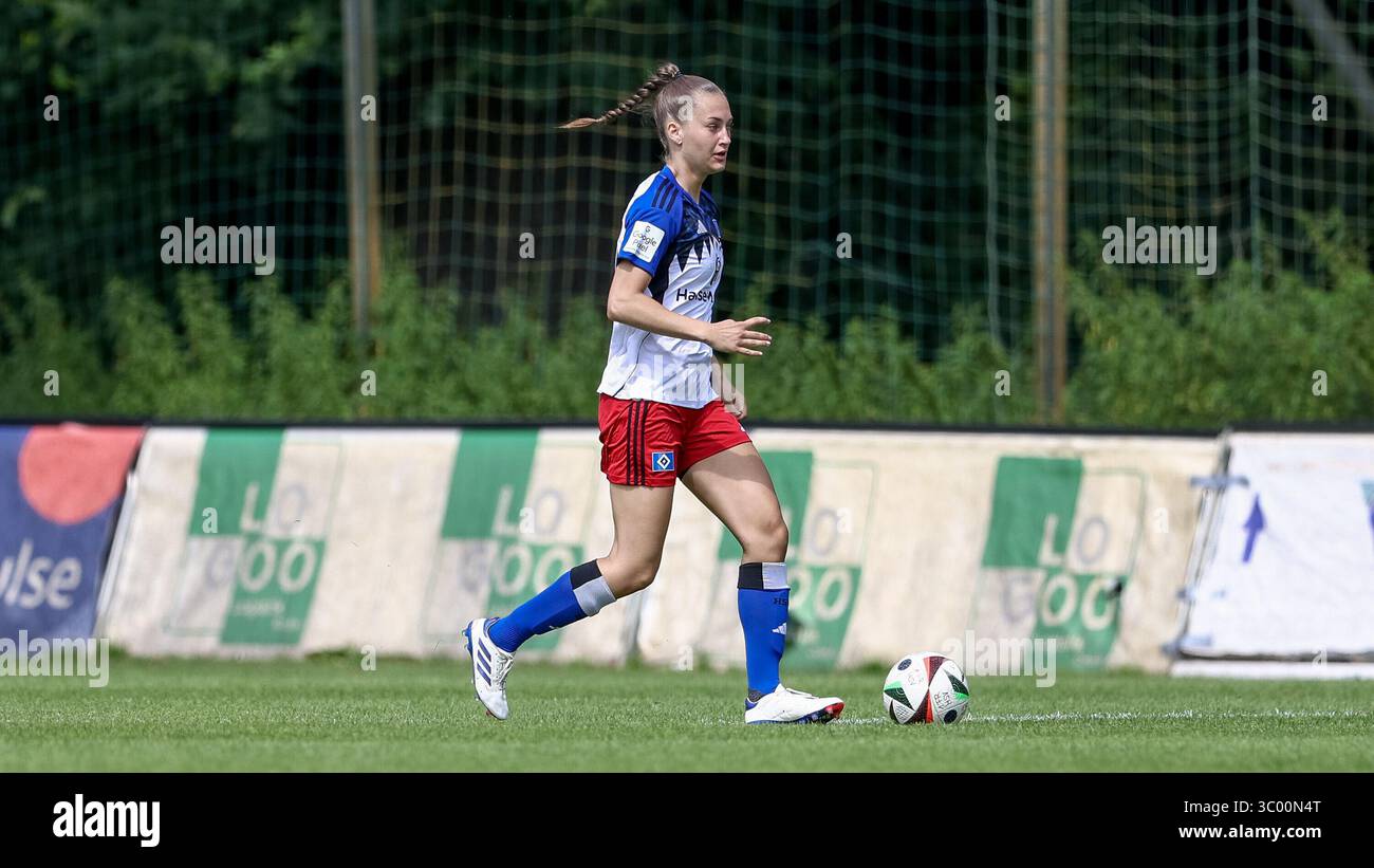 Emilia Hirche (Hamburger SV, 20) am Ball, Freisteller, Einzelbild ...