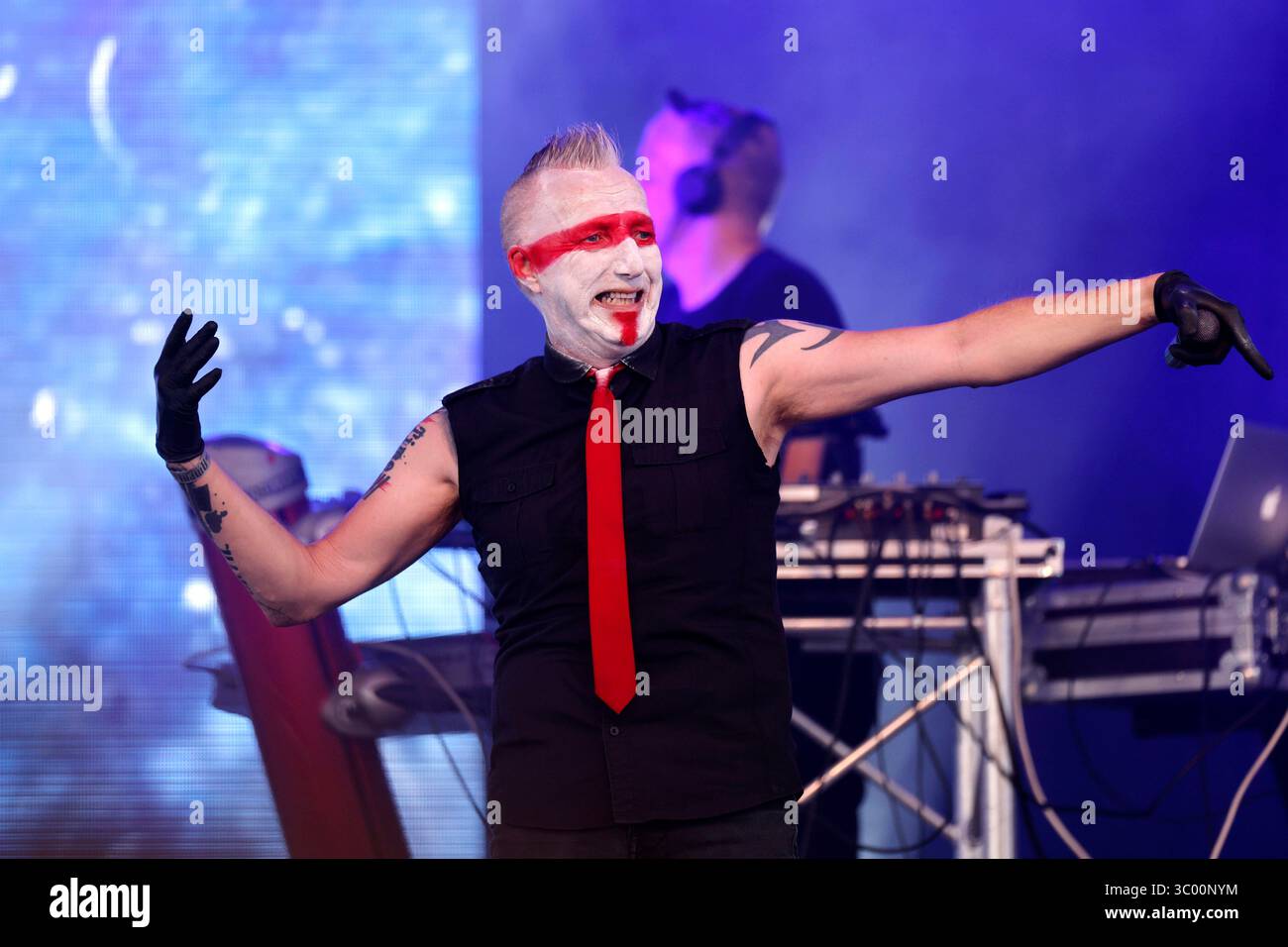 Sänger Johan Van Roy vom Musik-Projekt Suicide Commando beim XIX. Amphi ...