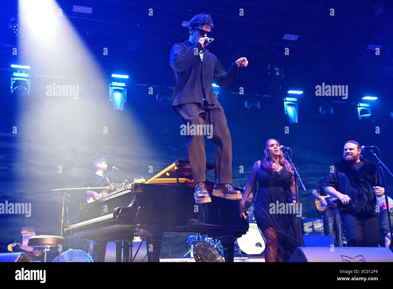 Jamie CULLUM live, in concert, jumping off the piano. Stage, Tollwood ...