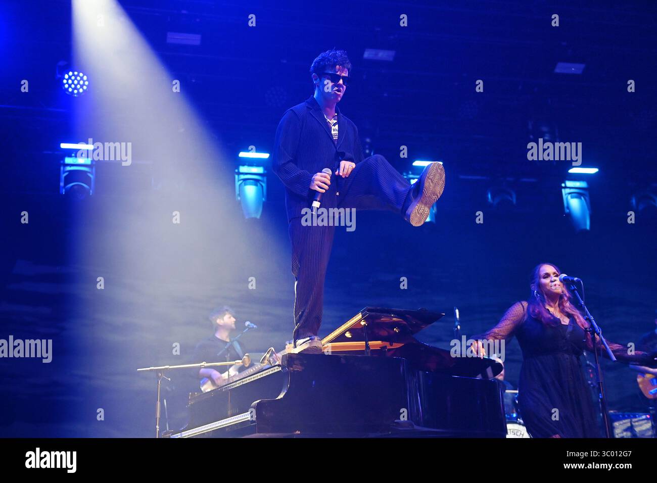 Jamie CULLUM live, in concert, jumping off the piano. Stage, Tollwood ...