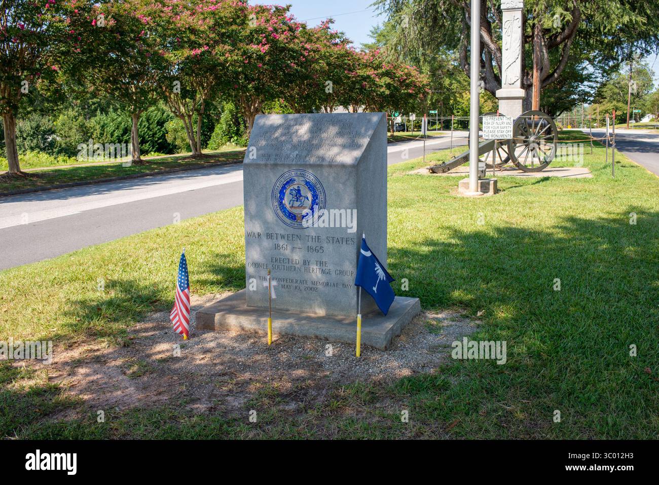 One of the many controversial Confederate Civil War Monuments in South ...