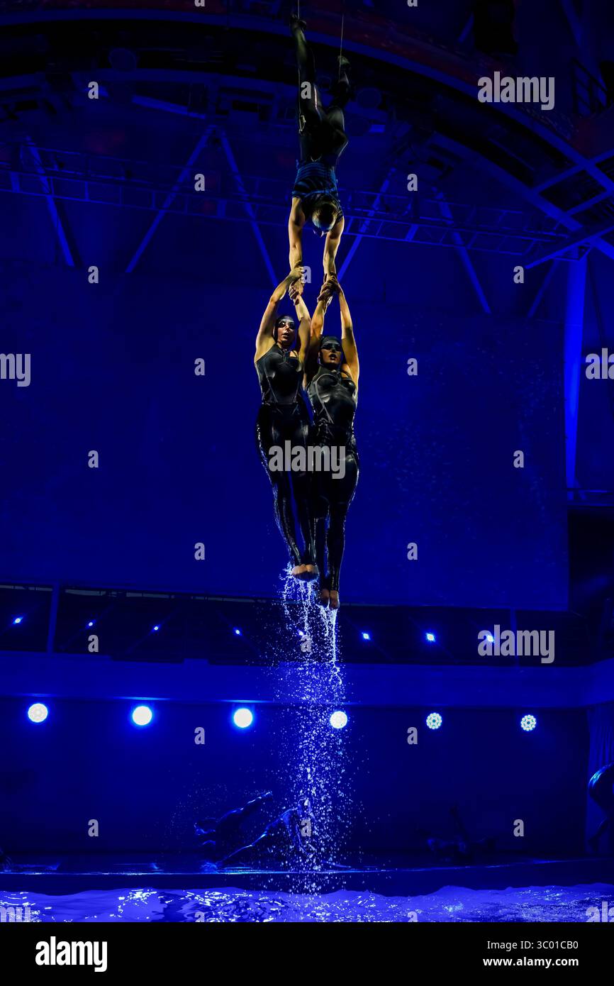 "InTENse Maximum Performance" - AquaTheatre show. Wonder of the Seas ...