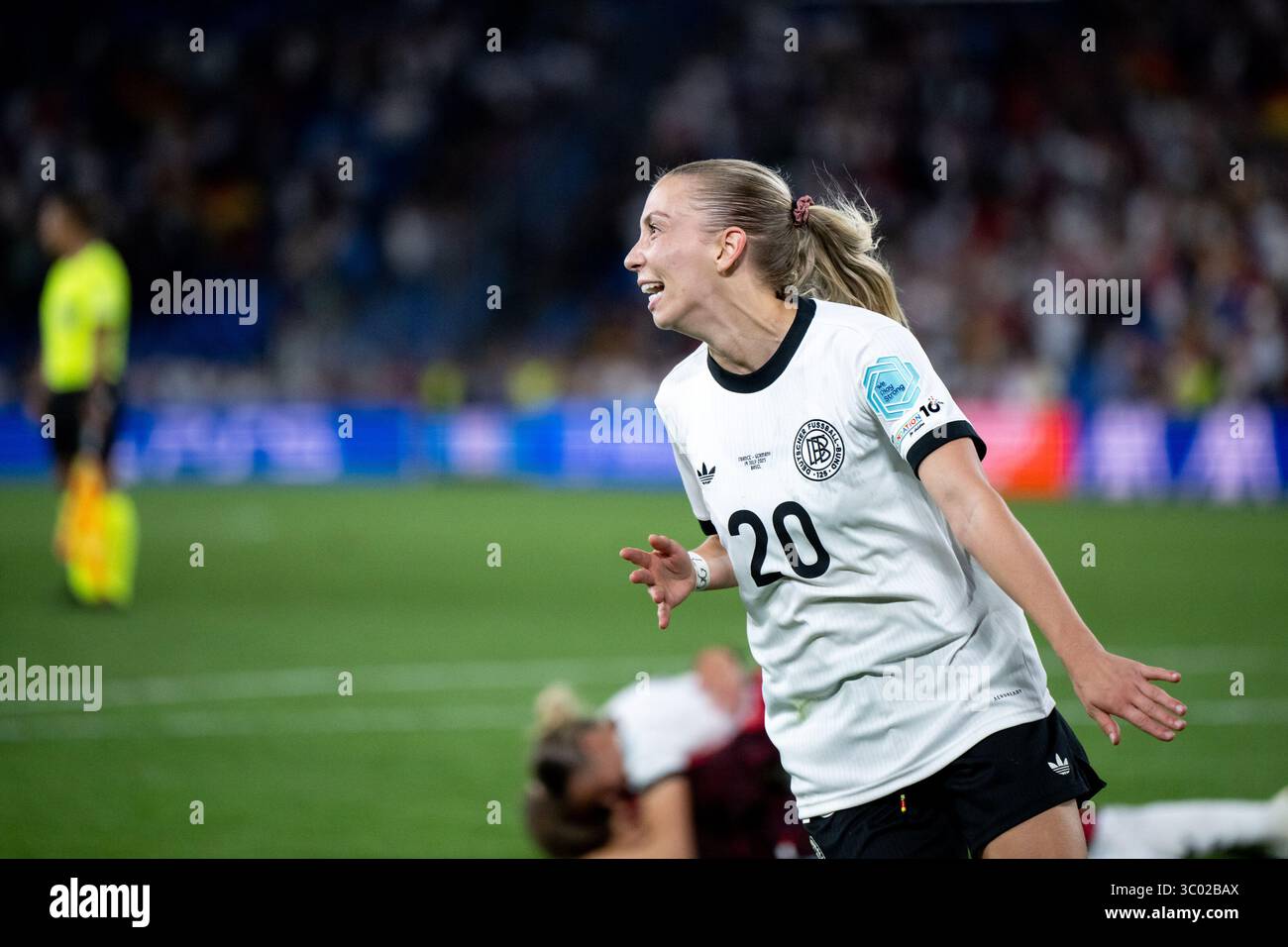 Elisa Senß (Deutschland, #20) jubelt ueber den Sieg im Elfmeterschießen ...