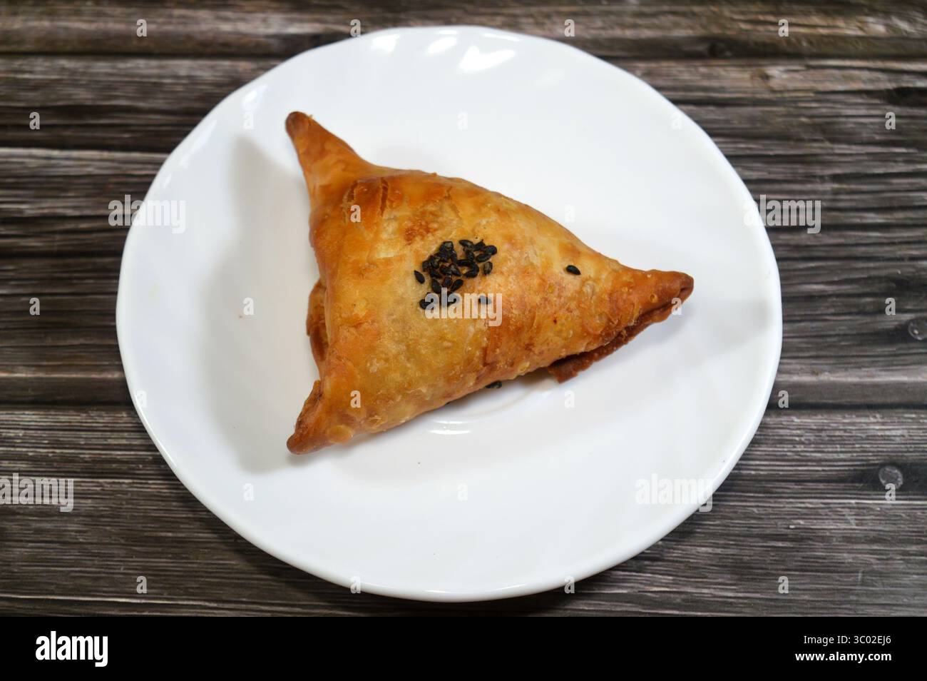 Samosa filled syrian cheese hi-res stock photography and images - Alamy