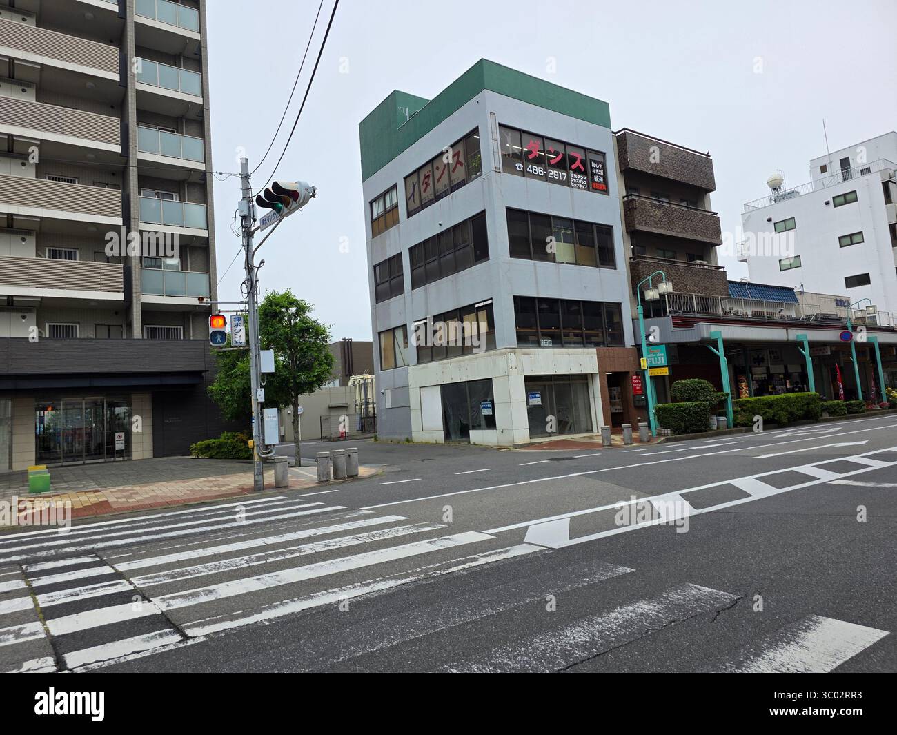 Walking Tokyo, Japan Business Buildings Stock Photo - Alamy