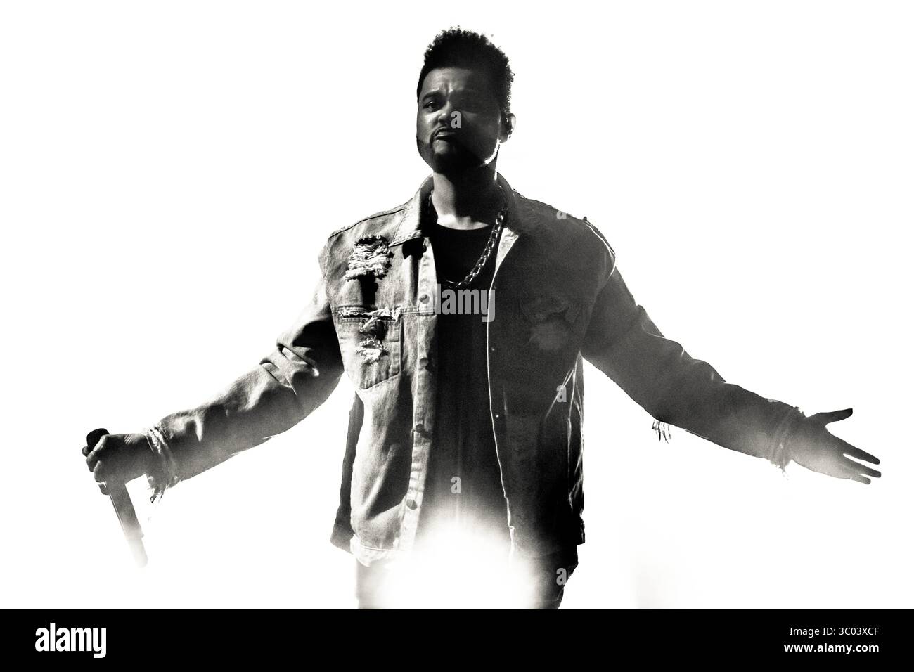 Singer songwriter concert Cut Out Stock Images & Pictures - Alamy